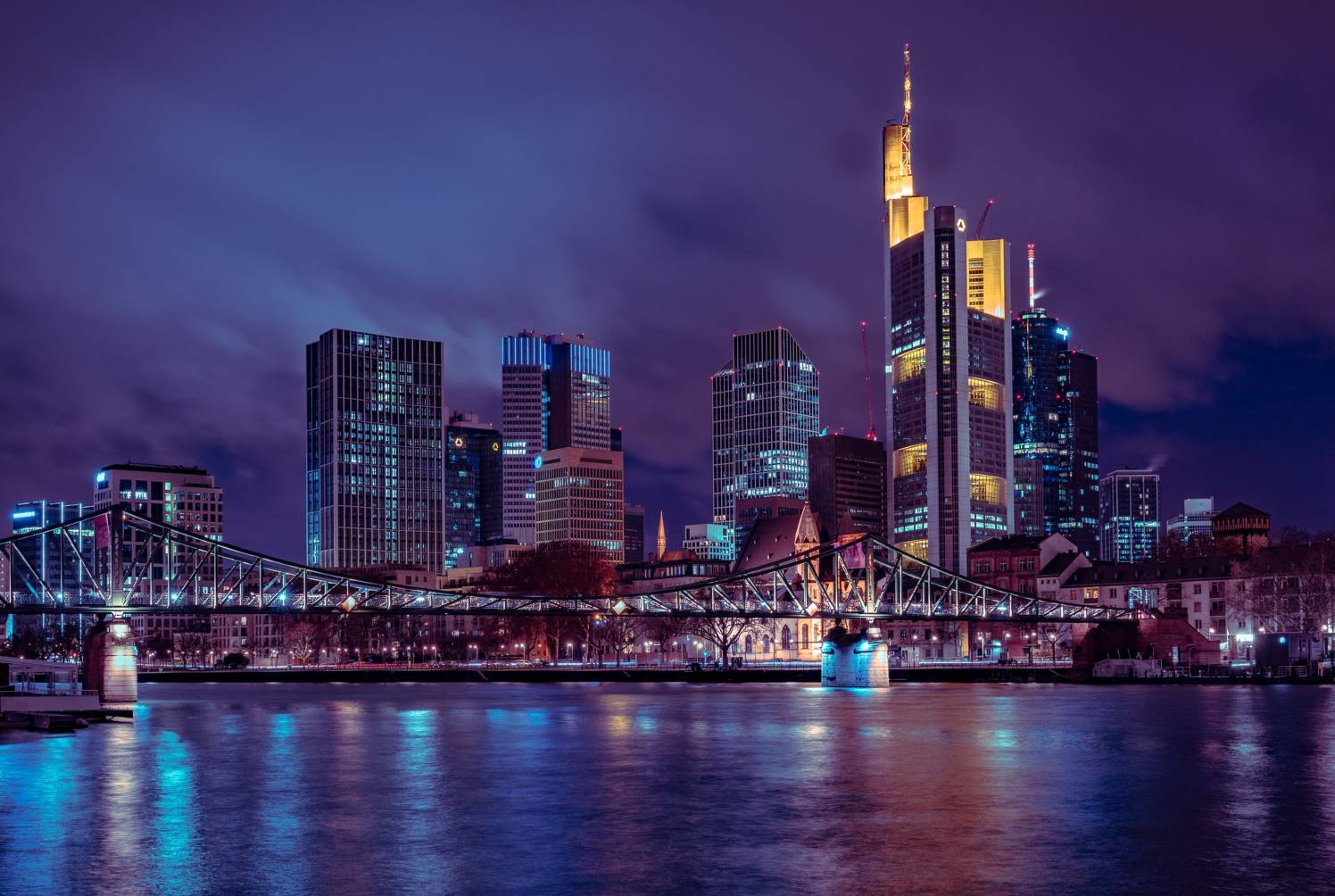 frankfurt-am-main-skyline-philippsaal-pixabay-de